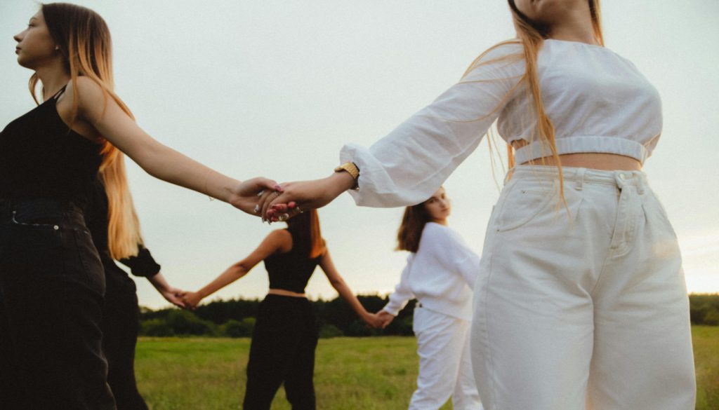 Les cercles de femmes : un espace pour le sacré féminin